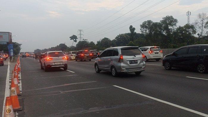 Arus Lalu Lintas di Tol Jabotabek dan Purbaleunyi Meningkat, Kendaraan di GT Cileunyi Naik 50 ...
