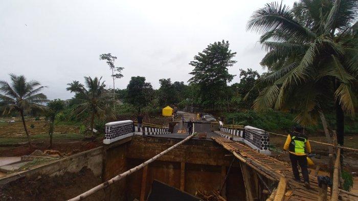 Penampakan Jembatan yang Putus akibat Banjir Bandang di Jalur Geopark Sukabumi, Ratusan KK ...