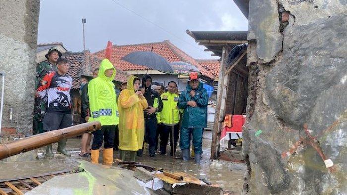 Semua Unsur Tanggulangi Bencana Banjir Rob Eretan Kulon, yang Diterjang Ombak Setinggi 4 Meter ...