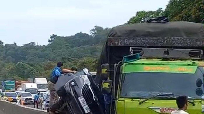 Kecelakaan di Tol Cipularang karena Truk Fuso Pecah Ban lalu Oleng ... Kecelakaan di Tol Cipularang karena Truk Fuso Pecah Ban lalu Oleng ...