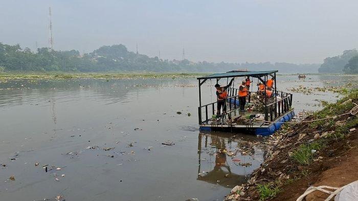 Sampah yang Kotori Sungai Citarum di Batujajar Bandung Barat Mulai ...