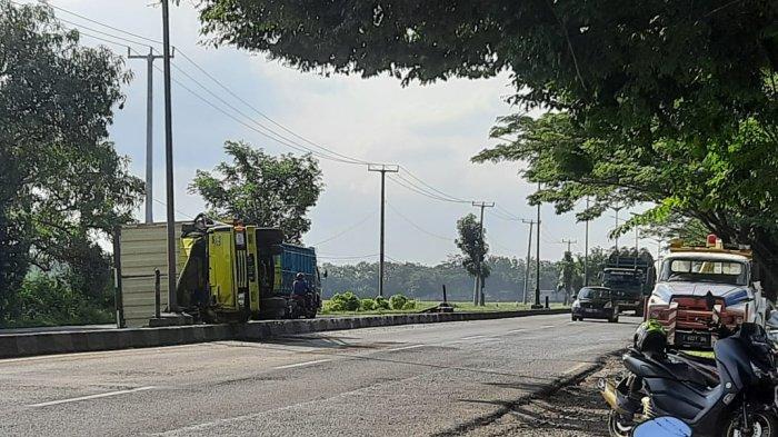 Hindari Sepeda Motor, Truk Bermuatan Karton Oleng Lalu Terguling di Jalur Pantura Indramayu ...