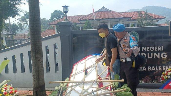 Sidang Vonis Doni Salmanan, Korban Rusak Karangan Bunga Dukungan, Mengaku Luapkan Amarah ...
