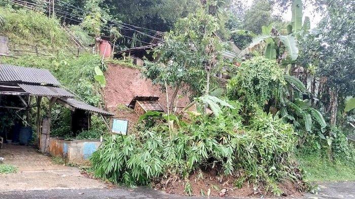 Jalan Provinsi di Kawasan Jampang Kabupaten Sukabumi Tertutup Longsor ...