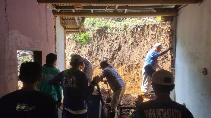 Dilanda Hujan Deras, Tebing 4 Meter Longsor Jebol Rumah Warga di Nanggewer Majalengka ...