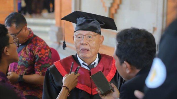 Kisah Made Tawa Kakek 40 Cucu Jadi Wisudawan S1 di Usia 81, Sempat ... Kisah Made Tawa Kakek 40 Cucu Jadi Wisudawan S1 di Usia 81, Sempat ...