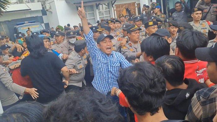 Demo Mahasiswa di Gedung DPRD Kota Sukabumi Ricuh, 2 Pengeras Suara Massa Rusak - Tribunjabar.id