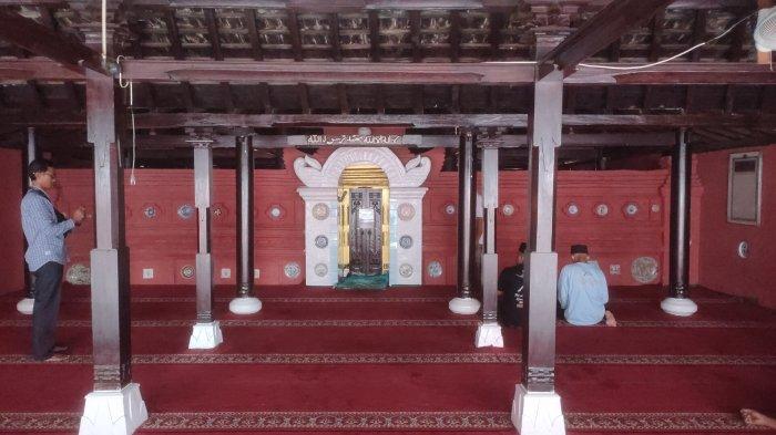Masjid Merah Panjunan Berusia 5 Abad di Cirebon, Miliki Arsitektur Arab ...