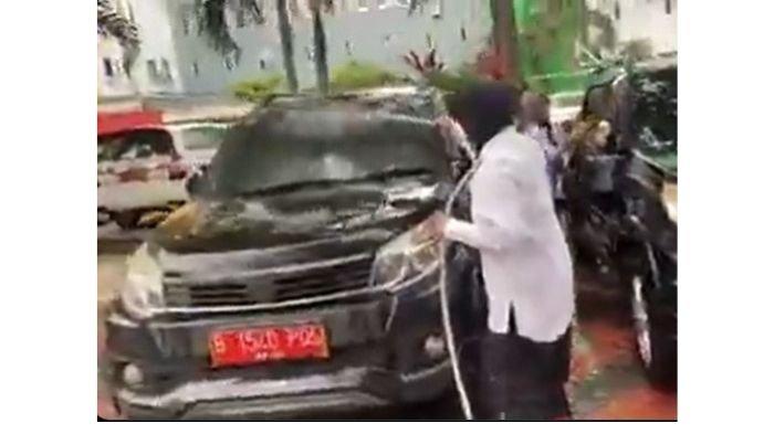 Viral Video Menteri Sosial Tri Rismaharini Cuci Mobil Dinas, Sekjen ...