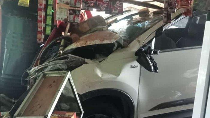 Gara-gara Pengemudi Alami Kaku Tubuh, Mobil Toyota Rush Tabrak Warung ...