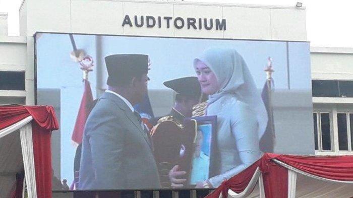 Momen Istri TNI Gantikan Wisuda Suami Tahan Tangis Dihampiri Menhan ...