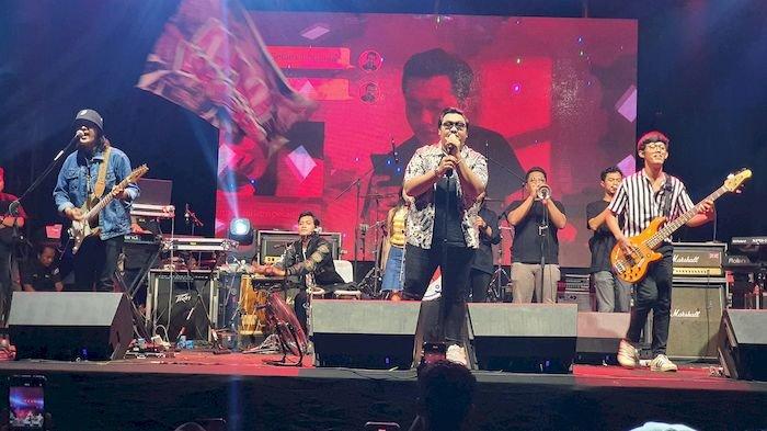 Tampil Pamungkas, Ndarboy Genk Pukau Ribuan Penonton Konser Grebeg ...