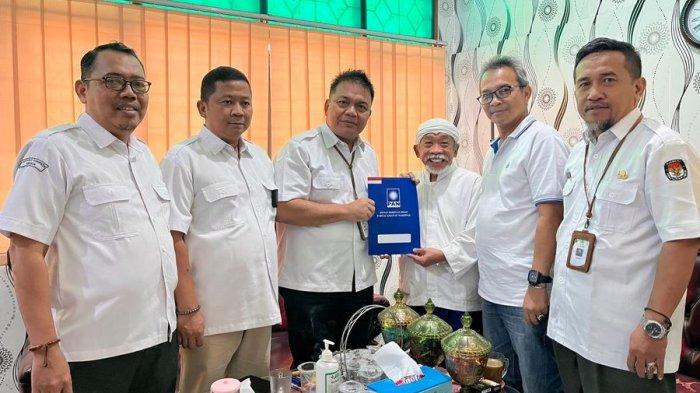 Serahkan SK ke KPU, Abah Qomar Jadi Ketua DPD PAN Kab Cirebon Gantikan ... Serahkan SK ke KPU, Abah Qomar Jadi Ketua DPD PAN Kab Cirebon Gantikan ...