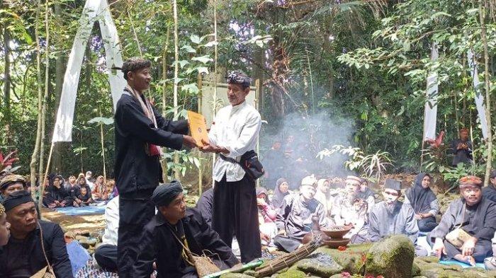 Ritual Nyekar Sambut Ramadan di Makam Raja Galuh Penyebar Islam di ...