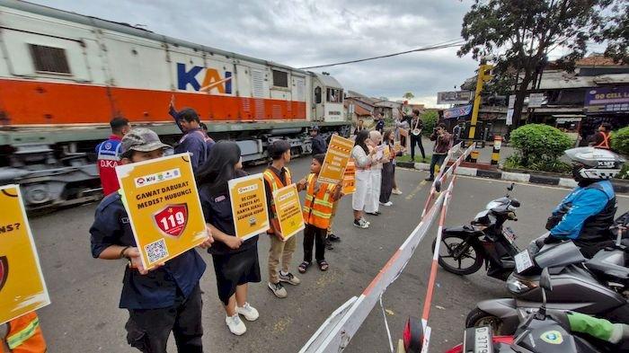 PT KAI Daop 2 Bandung Imbau dan Sosialisasi Keselamatan di Perlintasan Laswi - Tribunjabar.id