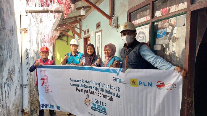 Sambut HUT ke-78 RI, PLN UP3 Cimahi Berikan Listrik Gratis Untuk 10 Keluarga - Tribunjabar.id