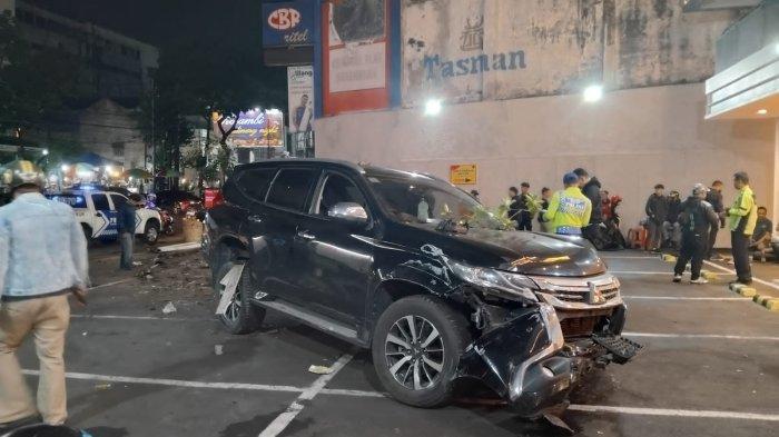 Sopir Diduga Mabuk dan Mengantuk, Pajero Seruduk Gerobak Rokok di ...