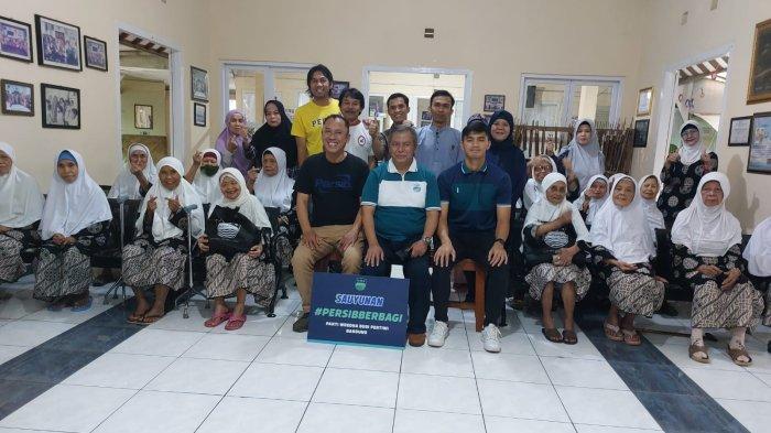Berbagi Kebahagiaan Bulan Ramadan, Persib Bandung Kunjungi Panti Sosial Tresna Werdha Budi ...