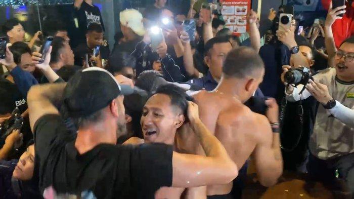 Persib Bandung Juara, Tyronne Cs dan Bobotoh Berpesta, Bersorak Sorai ...