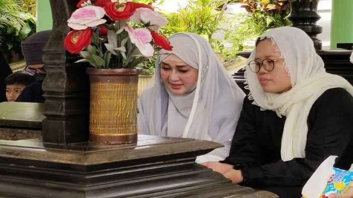 Tetesan Air Mata Fans Nike Ardilla Iringi Pemakaman Mamih Nining ...