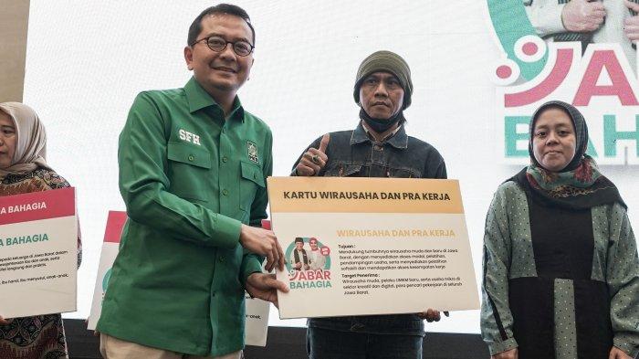 Pasangan KH Acep Adang Ruhiat - Gitalis Dwinatarina Luncurkan 4 Kartu ...