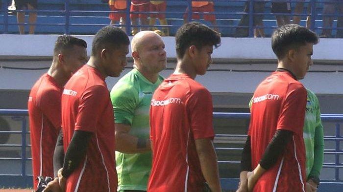 Pelatih Kiper Persib Bandung Ungkap Alasan Sertakan Penjaga Gawang Muda ... Pelatih Kiper Persib Bandung Ungkap Alasan Sertakan Penjaga Gawang Muda ...
