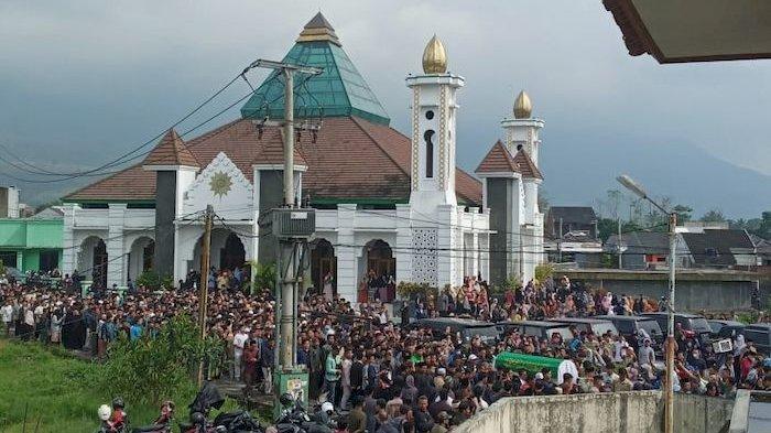 Ribuan Orang Antar ke Pemakaman Mantan Ketua Umum Persis KH Aceng ...