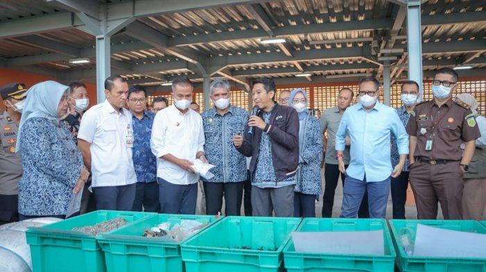Pemkot Cimahi Kirim RDF Hasil Pengolahan Sampah TPST Santiong ke PT ...