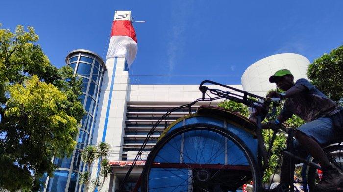 Kain Merah Putih Raksasa Berkibar di Indramayu, Dipasang di Puncak ...