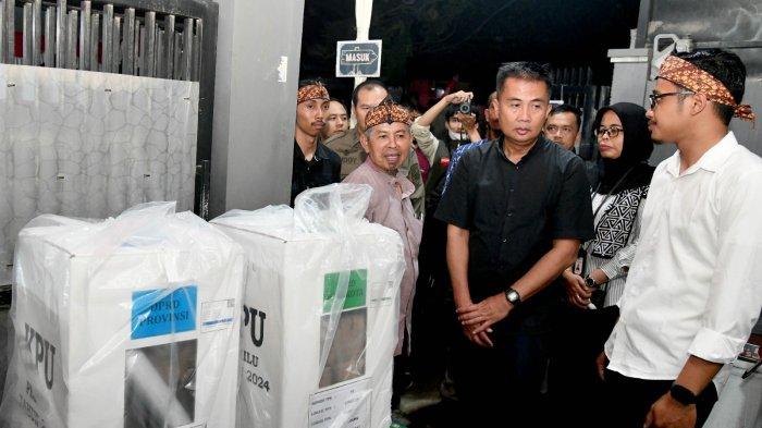 Sehari Jelang Pencoblosan Pemilu 2024: Bey Machmudin Cek Kesiapan TPS, Antisipasi Perubahan ...