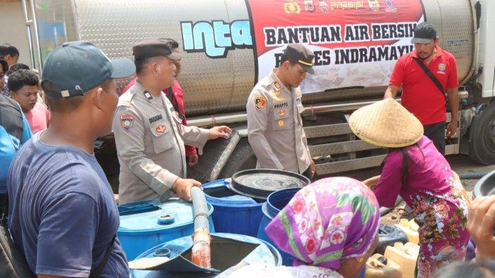 Dampak Kekeringan Meluas di Indramayu, Polisi Distribusikan Air Bersih Bantu Warga yang ...