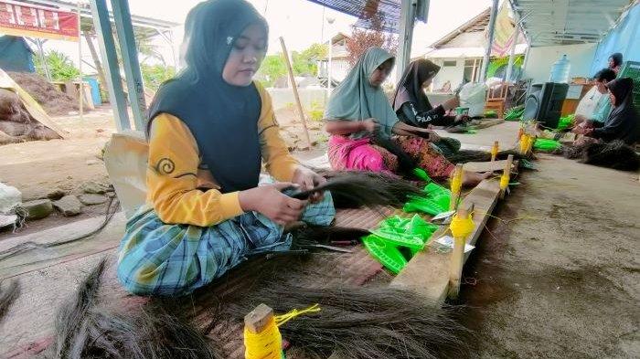 Keren! Sapu Ijuk yang Diproduksi Ibu-ibu di Pangandaran Ini Sebagian ...