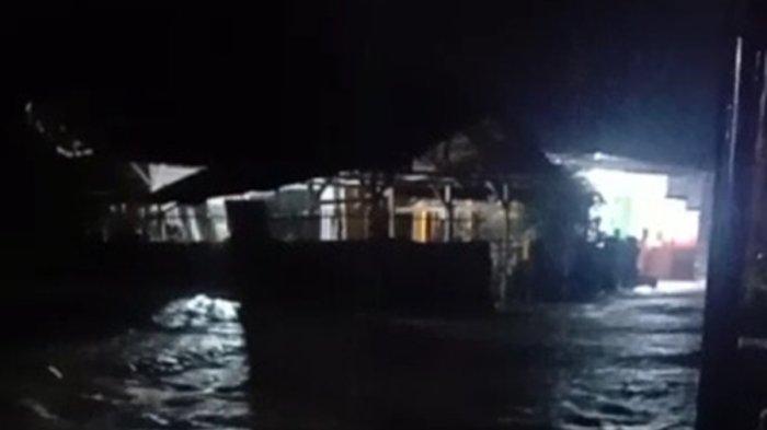 BREAKING NEWS: Air Sungai Ciparigi Meluap Rendam Permukiman Warga dan Putus Akses Jalan ...