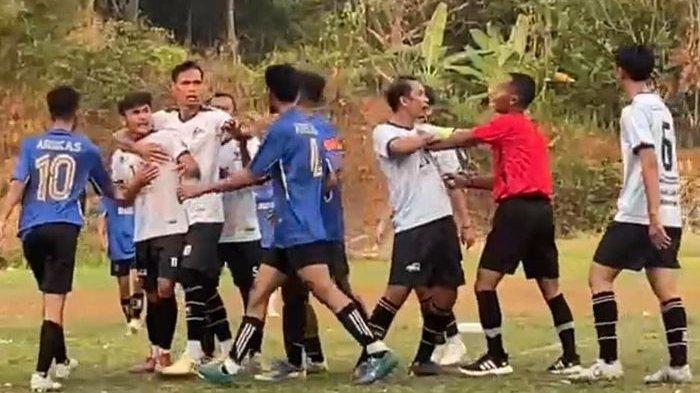 Detik-detik Rusuh Sepakbola Tarkam Persiratu Cup Sukabumi, Pemain Tak ...