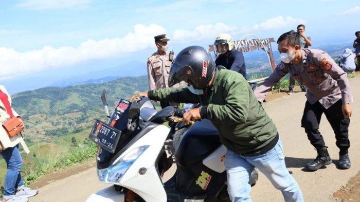 Polisi di Panyaweuyan Majalengka Bantu Wisatawan Dorong Motor Mogok ...