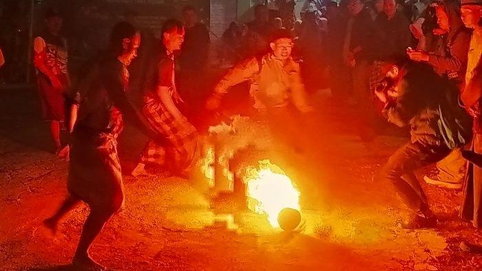 Sambut Tahun Baru Islam, Warga Bumi Harapan Cibiru Gelar Sepak Bola Api, Sudah Tradisi ...