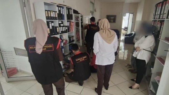 Kantor BUMD Sugih Mukti Cianjur Digeledah Penyidik Kejari Cianjur ...