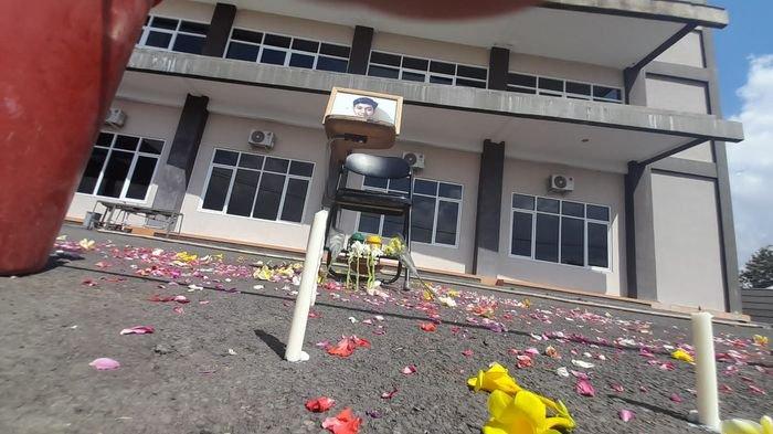 Rekan Rega Lakukan Aksi Tabur Bunga di Kampus Unper Tasik, Minta ...