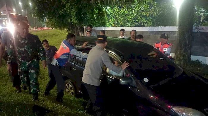 Minibus Pemudik Terperosok ke Parit di Jalan Raya Cilameri-Subang Gara ...