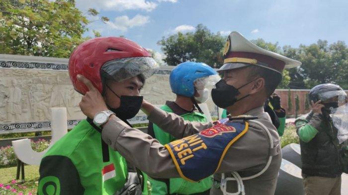 Operasi Patuh Lodaya 2022 di Majalengka, Pemotor Dapat Helm Gratis dari Polisi - Tribunjabar.id