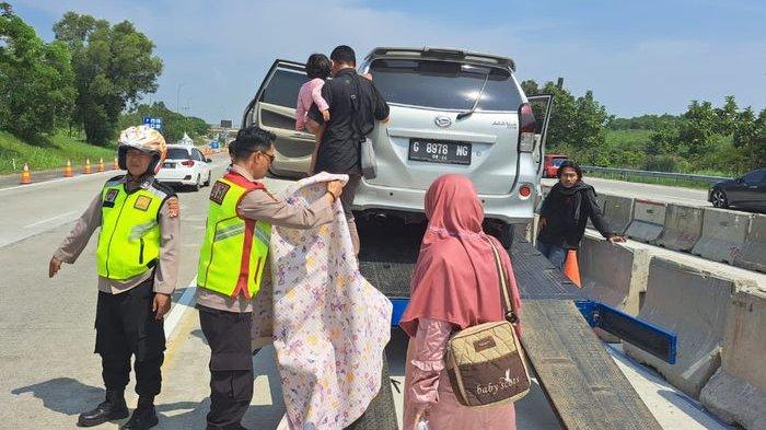 Dua Ban Mobil Pemudik Pecah di Tol Cipali, Polisi di Subang Sigap Langsung Mengevakuasi ...