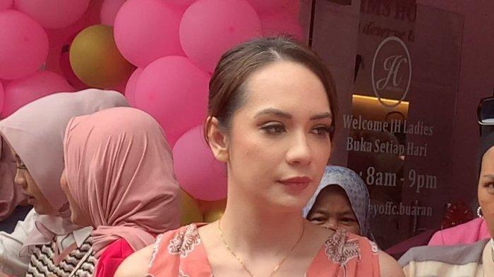 Putri Anne Kini Tampil Terbuka dan Tanpa Hijab, Dikabarkan Sudah Berpisah dengan Arya Saloka ...