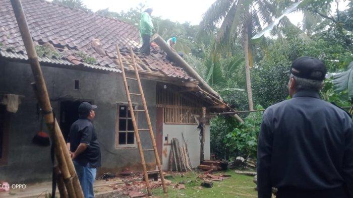 Hujan Disertai Angin Kencang Akibatkan Pohon Tumbang Menimpa Atap Rumah Warga Tambaksari Ciamis ...