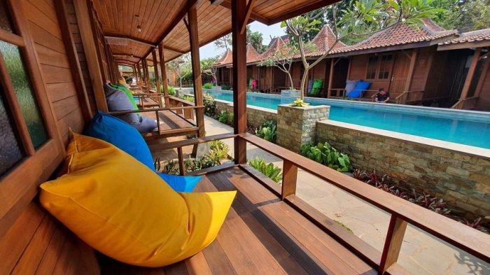 Serunya Bermalam di Vila Kayu Sambil Wisata Menikmati Pasir Putih di ...