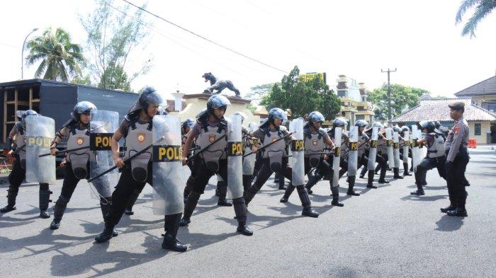 Puluhan Polisi Ciamis Ikuti Latihan Atasi Unjuk Rasa, Hadapi Tahun ...