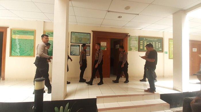 Kantor dan Ruang Sidang Pengadilan Negeri Cibadak Sukabumi Dijaga Ketat ...
