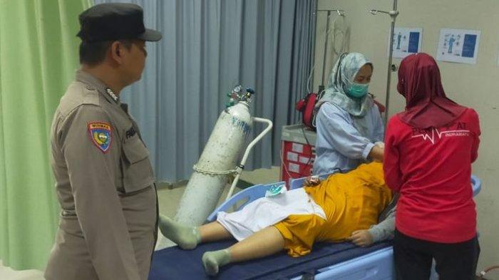 Tabrak Tiang Rambu Lalu Lintas, Ibu di Indramayu Ini Langsung Terkapar ...