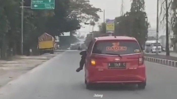 Viral Polisi Nyangkut di Kap Mobil yang Ugal-ugalan & Terseret 500 ...