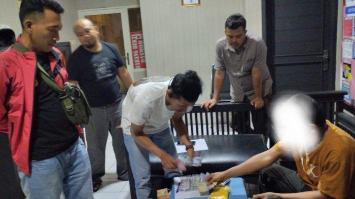 Sebuah Warung di Pelosok Bandung Barat Digerebek Polisi, Ribuan Obat Disita dan Penjualnya ...