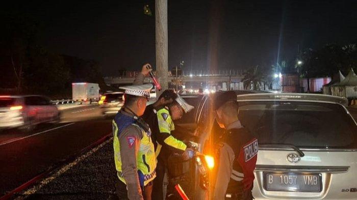 Pemudik Kehabisan BBM di Tengah Jalan Tol Jakarta-Cikampek, Polisi di Karawang Sigap Bantu ...